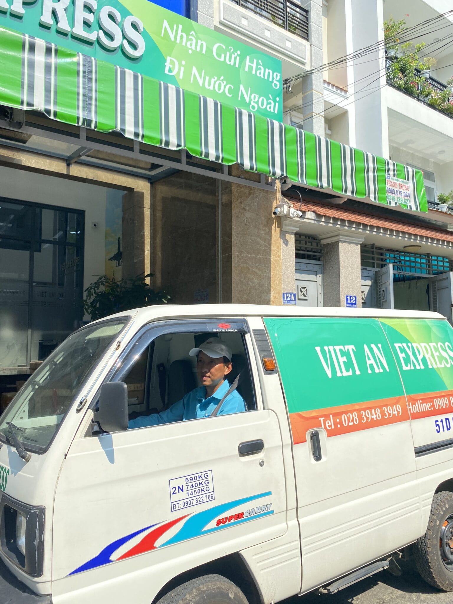 Courier Là Gì? So Sánh Courier vs Bưu Điện vs Logistics 2026